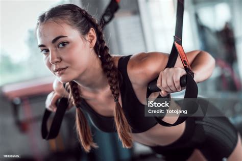 체육관에서 기계와 젊은 매력적인 피트 니스 여자 운동의 영화 톤 건강한 생활 개념을 위해 신체의 근육에 맞는 개별 스포츠 가냘픈에 대한 스톡 사진 및 기타 이미지 Istock