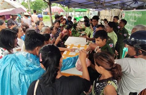 ရခိုင်ပြည်နယ်၊ စစ်တွေမြို့ ရှိ မုန်တိုင်းဒဏ်သင့်ပြည်သူများအား ဆန်၊ ဆီ