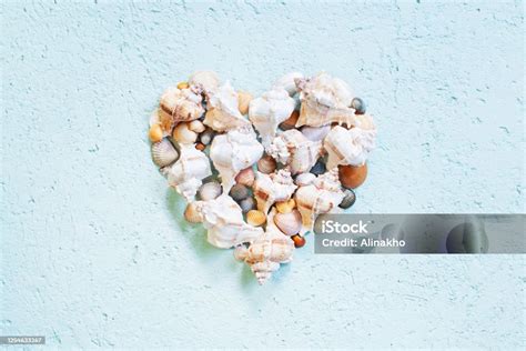 질감이 있는 푸른 배경에 다양한 조개 껍질의 창의적인 하트 모양 갈색에 대한 스톡 사진 및 기타 이미지 갈색 강 개념 Istock