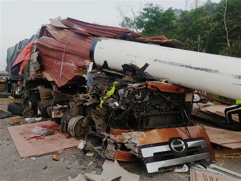 Dua Treler Bertembung Seorang Maut