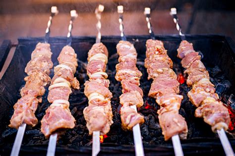 금속 꼬치에 생 케밥 요리 바비큐에서 조리한 구운 고기 전통적인 동양 요리 쉬쉬 케밥 숯과 불꽃 피크닉 길거리 음식에 그릴 0명에 대한 스톡 사진 및 기타 이미지 Istock