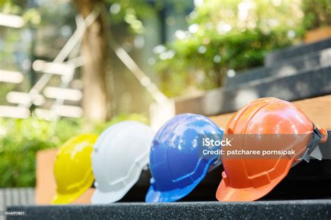 건설 노동자 엔지니어 기술자 건설 현장에서 일하는 검사관을위한 헬멧 사고를 방지하기 위해 노력하는 동안 안전 하드 햇 블루 칼라의 작업 장비 0명에 대한 스톡 사진 및 기타