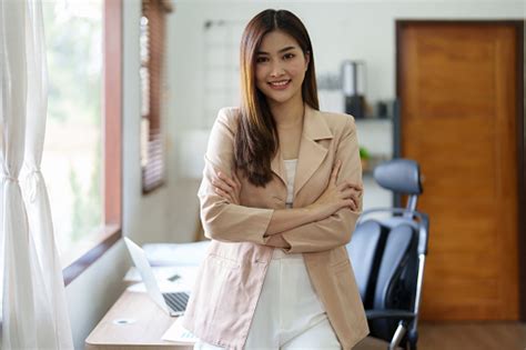 직장에서 컴퓨터와 재정 예산 문서를 사용하여 사업을 성공적으로 투자 한 행복한 미소 짓는 얼굴을 보여주는 여성 사업주의 초상화