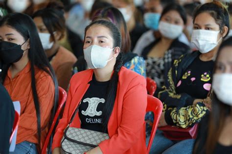 ឧបនាយករដ្ឋមន្ដ្រី ម៉ែន សំអន ជួបសំណេះសំណាលជាមួយបុគ្គលិកបម្រើការងារសេដ្ឋកិច្ចក្រៅប្រព័ន្ធ