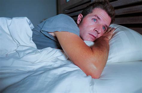 매력적인 남자 넓은 눈으로 잠 못 드는 침대에 누워 밤에 깨어 고통 불면증 수 면 장애 우울 하 고 슬픈 나머지 결핍 스트레스 개념에서 열린 영을 걱정 하는 불안 30 39