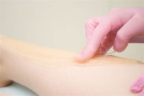 머리 제거 절차에 설탕 페이스트와 아름 다운 여자 다리 또는 꿀 왁 스 핑크 장갑 손탈모와 미용 개념 및 Waxing에 대한 스톡 사진 및 기타 이미지 Istock