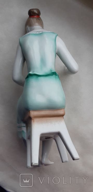 Порцелянова Статуетка Дівчина з перцем Холлохаза Угорщина на сайте для коллекционеров Violity