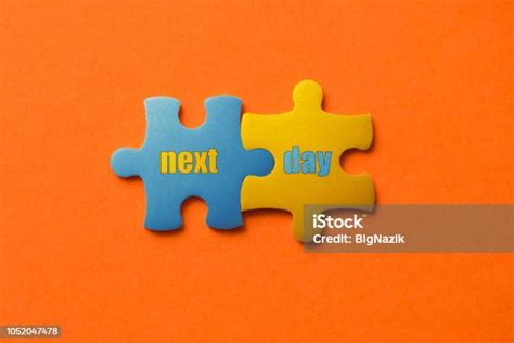 노란색과 파란색 주황색 배경에 텍스트 다음 날 퍼즐의 두 색된 정보를 닫습니다 개념에 대한 스톡 사진 및 기타 이미지 개념 기업 재무와 산업 낮 Istock
