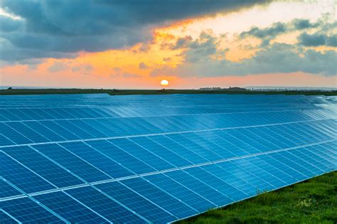 노르망디 프랑스에에서 흐린 하늘에 태양 전지 패널 태양 에너지 현대 전력 생산 기술 신 재생 에너지 개념 환경 친화적인 전기 생산 0명에 대한 스톡 사진 및 기타 이미지