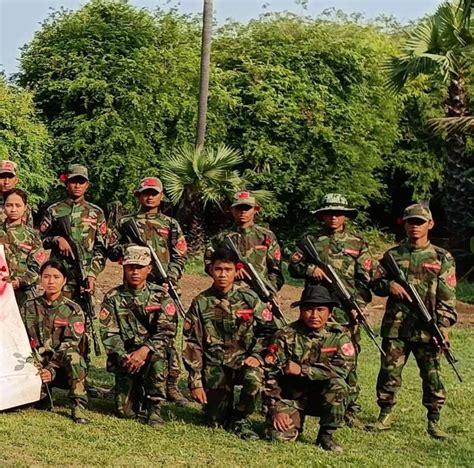 ရွှေဘိုခရိုင် အမှတ် ၁၈ တပ်ရင်းမှ ရဲဘော်များက ဒေါ်အောင်ဆန်းစုကြည် မွေးနေ့ အထိမ်းအမှတ် ပန်းသပိတ် ပ