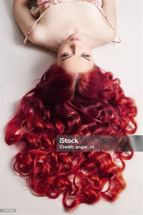 밝은 색깔의 머리를 가진 여자의 초상화 분홍색 빨간색의 모든 음영 머리 착색 아름다운 입술과 메이크업 자연의 아름다움 깨끗한 피부 페이셜 케어 및 모발 강하고 두꺼운 머리