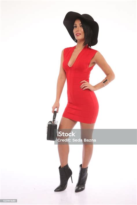 흰색 배경 앞에서 이브닝 드레스와 모자를 입은 젊은 아름다운 여성 20 29세에 대한 스톡 사진 및 기타 이미지 20 29세 25 29세 30 34세 Istock