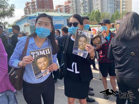 Ж Эрдэнэбат Б Бямбасайхан нарын жагсагчид шүүхийн гадна лоозонтой жагсаал хийж эхэллээ ТАС МН