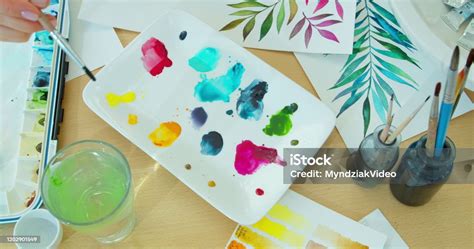 화가가 손에 페인트 브러시를 들고 있다 수채화 드로잉 꽃 책상에 예술 장비 맨 위 보기 작업장에서 그림을 그리는 화가 그림 그리기에 대한 스톡 사진 및 기타 이미지 Istock