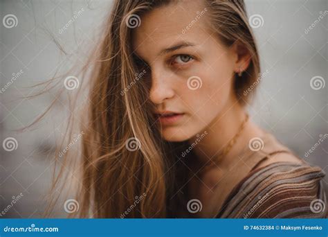 Dehors Portrait De Belle Jeune Fille Photo stock Image du féminin magnifique 74632384