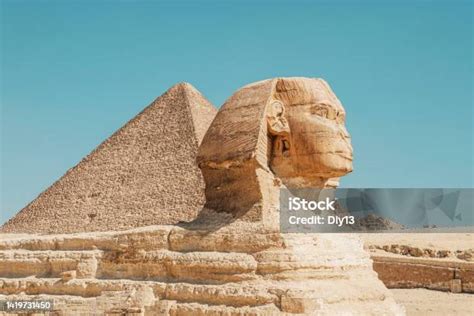 위대한 스핑크스 포함 머리 멘카우레의 피라미드와 발은 기자 이집트에서 맑고 푸른 하늘 날에 배경에 사람없이 비어 있습니다 스핑크스 기자에 대한 스톡 사진 및 기타 이미지