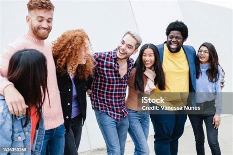 야외 활동을 즐기는 다양한 그룹의 사람들 다양성 라이프 스타일 개념 게이 트랜스젠더 얼굴에 집중 학생에 대한 스톡 사진 및 기타 이미지 Istock