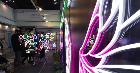 화려한 네온사인의 유혹