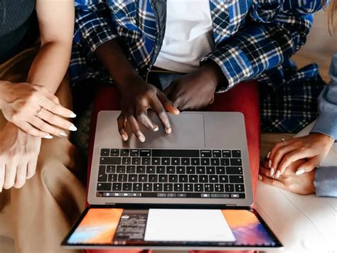 如何利用数据可视化来展示数据的可视化艺术展览？ 光点科技