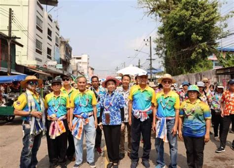 นราธิวาส สงกรานต์สุไหงโก ลกคึกคัก ประชาชนแต่งกายด้วยผ้าไทยที่มีลวดลายสีสันสวยงามร่วมกิจกรรมและรำ