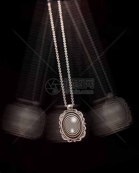 来回摆动的催眠治疗工具高清图片下载 正版图片502765949 摄图网