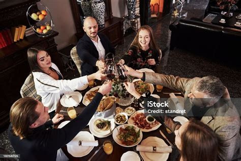 맨 위 보기입니다 아름다운 고급 현대 레스토랑에서 즐거운 시간을 보내는 가족 친구 18 19세에 대한 스톡 사진 및 기타 이미지 18 19세 20 24세 25 29세