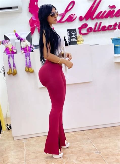 Hermosa Mujer Con Caderas Redondas Usando Calzas Entalladas Mujeres Bellas En La Calle