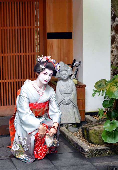 Maiko Het Stellen Met Traditionele Japanse Decoratie Kyoto Japan Stock Foto Image Of Geisha