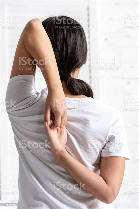 아시아 여자 흰색 티셔츠와 회색 레 깅 스 하 고 운동 스트레칭으로 손을 뒤에 T 셔츠에 대한 스톡 사진 및 기타 이미지 T 셔츠 가정 생활 사람들 Istock