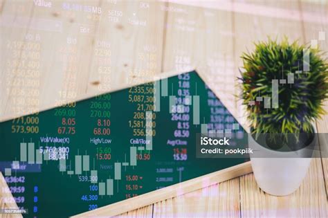 이중 빈 녹색 Chalkborad의 노출 및 주식 시장 스크린 차트 보드와 촛불 나무 테이블에 작은 나무 막대기 금융 비즈니스 및 투자 분석 개념 0명에 대한 스톡 사진 및