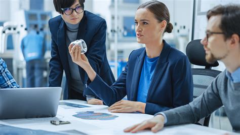 현대 공장 사무실 회의실 엔지니어 관리자 기업인 및 투자자의 다양한 팀에 젊은 여성 전문가 보고서 청사진 분석 컨퍼런스 테이블에 앉아 건축물에 대한 스톡 사진 및 기타