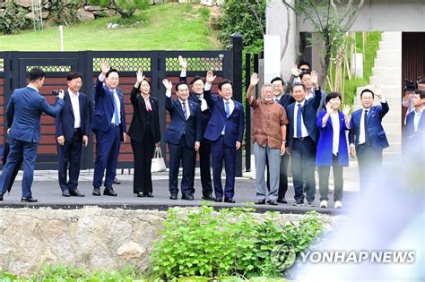 지지자에 인사하는 문재인 전 대통령과 이재명 당 대표 연합뉴스