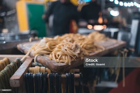 음식 축제에 전통적인 이탈리아 검정색과 노란색 생 파스타 갑오징어류에 대한 스톡 사진 및 기타 이미지 갑오징어류 거리 건강한 식생활 Istock
