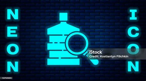 깨끗한 물과 벽돌 벽 배경에 고립 된 돋보기 아이콘 빛나는 네온 큰 병 쿨러용 플라스틱 용기 벡터 일러스트레이션 0명에 대한