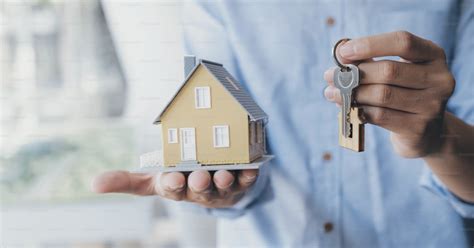 부동산 중개인 주거용 주택 임대 리스팅 계약 매입 주택의 제공 부동산의 임대 주고 바치고 시연하고 집 열쇠를 들고 사진 Unsplash의 뱅킹 이미지