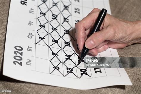 노인 여성의 손은 마커와 달력의 숫자를 교차합니다 1월에 대한 스톡 사진 및 기타 이미지 1월 검은색 깔끔한 Istock