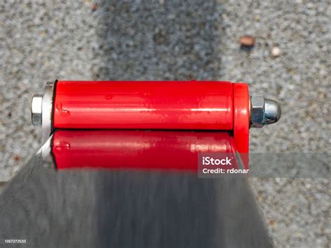 빨간색 수평 막대가 그려진 수직 프레임 구조로 나사로 장식되어 있습니다 0명에 대한 스톡 사진 및 기타 이미지 0명 가리기 가정의 방 Istock