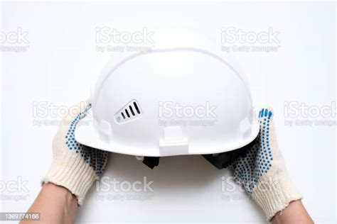 흰색 보호 하드 모자를 들고 노동자의 손 흰색 배경에 대한 안전 헬멧 건설 산업에 대한 스톡 사진 및 기타 이미지 건설 산업 건설 현장 프로젝트 관리자 Istock