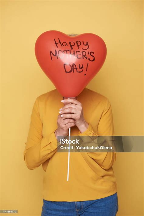 노란색 배경에 빨간 풍선 뒤에 그녀의 머리를 숨기는 세련 된 여자 공휴일에 대한 스톡 사진 및 기타 이미지 공휴일 노랑 모던 양식 Istock