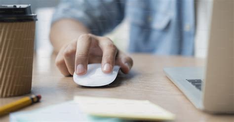 기술 개념으로 사무실에서 무선 마우스 작업 컴퓨터 데스크탑을 사용하여 전문 프로그래머 손을 닫습니다 사진 Unsplash의 컴퓨터 마우스 이미지