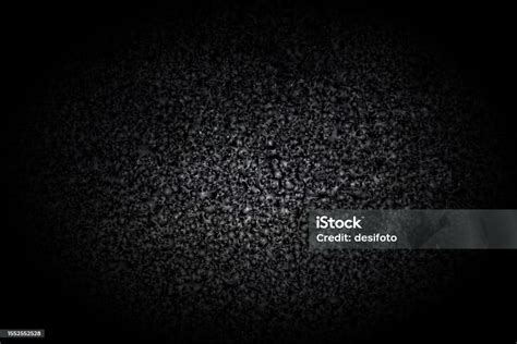 매우 어둡고 반짝이는 검은색 그런지 질감 효과 벽 또는 자갈에 콜타르가 있는 아스팔트 도로는 빛나는 미래 지향적인 배경이나 텍스트를 위한 복사 공간이 있는 벽지와 같은