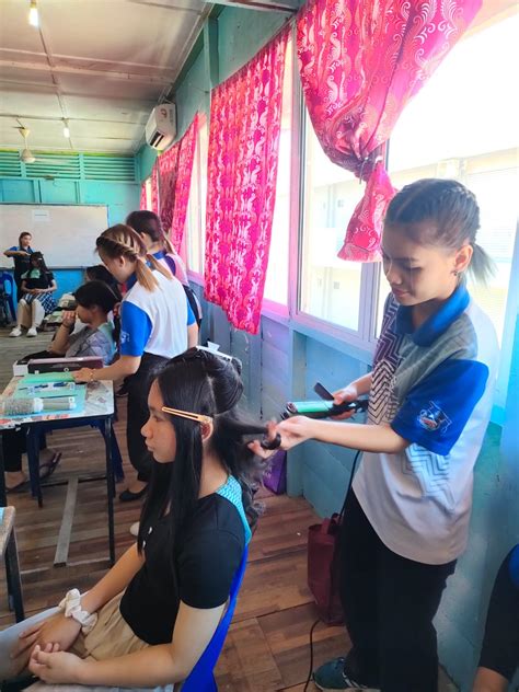 Sukarelawan Solekan Dan Dandanan Rambut Sempena Program Makan Malam Amal Sekolah St Joseph Papar