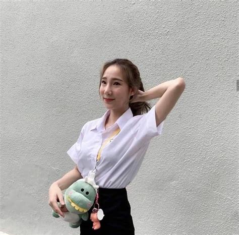 ปักพินโดย Vanessa Chen ใน Poses สาวมหาลัย