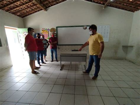 Prefeito Mostra à Empresário Local Que Pode Abrigar Empresas Que