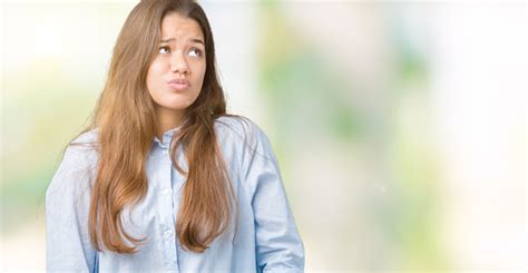 입술 고 우 스 꽝 스러운 제스처와 함께 고립 된 배경 만드는 물고기 얼굴 젊은 아름 다운 갈색 머리 비즈니스 여자 재미 있는