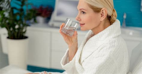 스파 센터에서 흰색 목욕 가운을 입은 예쁜 여성의 측면보기 사진 Unsplash의 개념 이미지