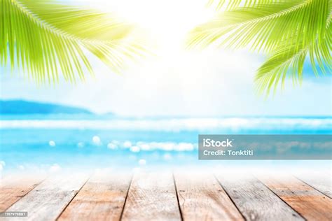 복사 공간 빈 오래된 나무 테이블 추상적 인 배경에 보케 태양 빛 파도와 야자수와 열대 해변을 흐리게 0명에 대한 스톡 사진 및 기타 이미지 Istock