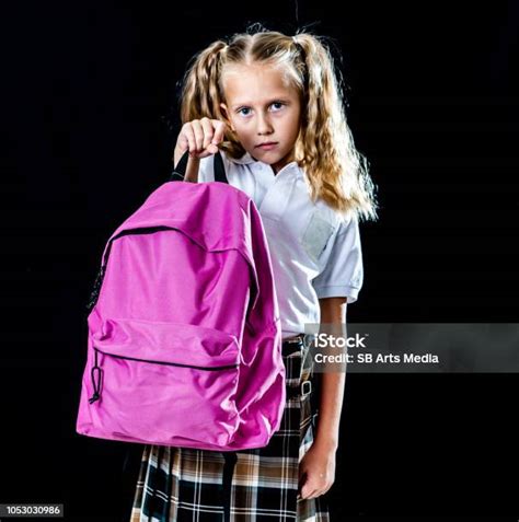 불행 한 학교 여자 큰 Schoolbag 책과 숙제 어려움 숙제 및 교육 개념을 학습 하는 학교에 다시 검은 배경에 고립의 전체를 들고 감정에 대한 스톡 사진 및 기타