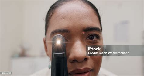 여성 시력 검사 시력 관리 및 시력을 위한 클리닉의 조명 및 검안경 녹내장 또는 질병에 대한 시력 건강 관리 및 처방을 위한 직장의 전문가 검안사 및 검사 도구 25 29