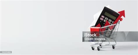 쇼핑 카트 트롤리 계산기 쇼핑 영수증 및 복사 공간이 있는 흰색 배경에 위쪽 빨간색 화살표 위기와 가격 상승 개념 개념에 대한 스톡 사진 및 기타 이미지 Istock